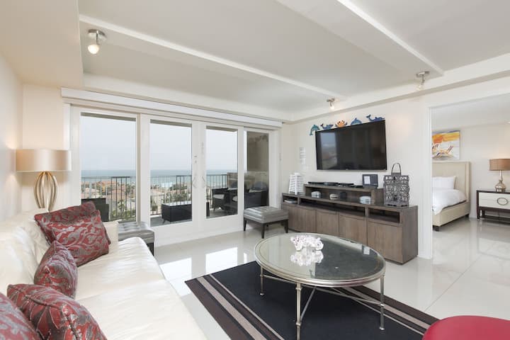 Ocean View Luxury Condo W Balcony Over Resort Pool - South Padre Island, TX