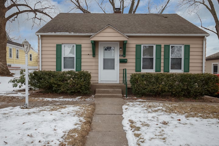 Convenient Comfortable -2br, 1b Bettendorf Home - 대븐포트
