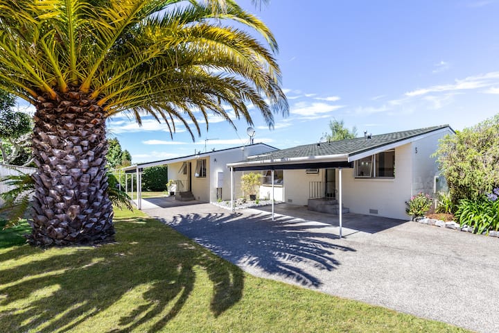 The Palm, Huia Street-walk To Lake & Town (Unit A) - Taupo