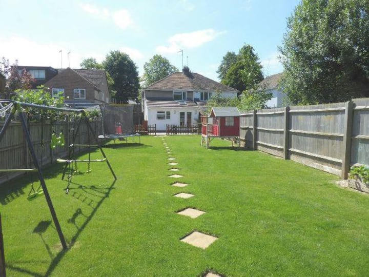 4-bedroom Residential Home With Lots Of Parking - Banbury