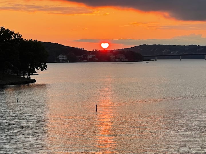 Luxe Lakefront, Bed Suite, Sunset, Pool, Boat Slip - Osage Beach, MO