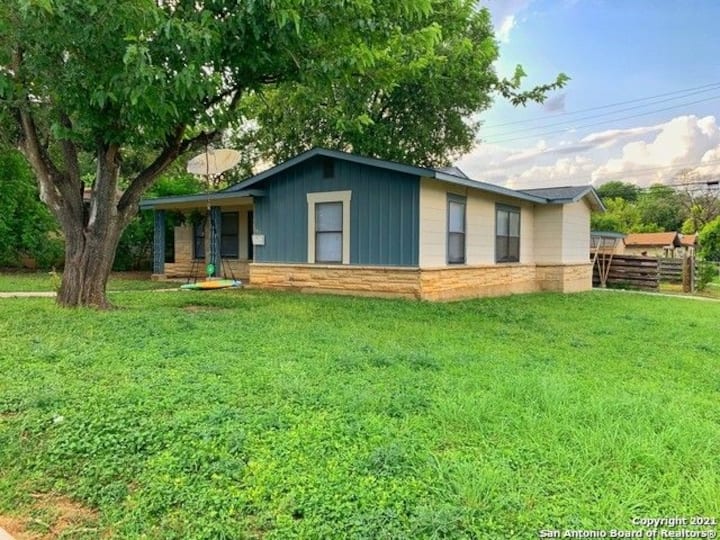 Centrally Located 3-bedroom Home W/ Home Gym - San Antonio, TX
