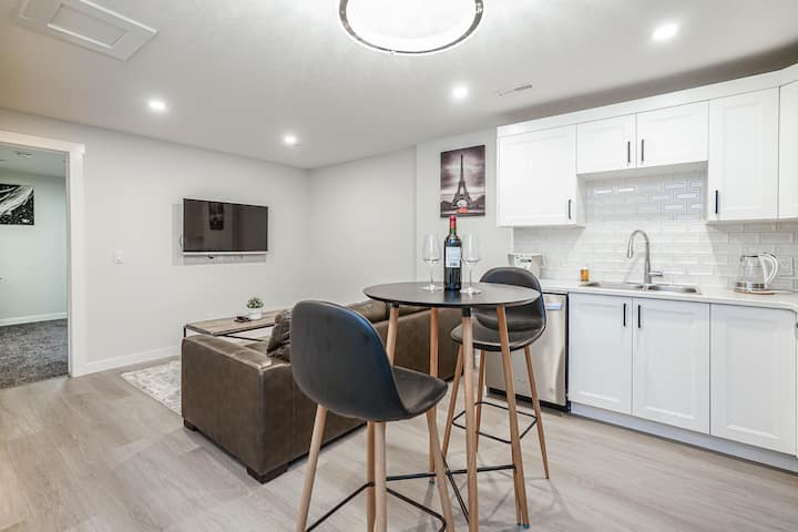 Modern And Private Suite 9 Mins To The Airport - Calgary
