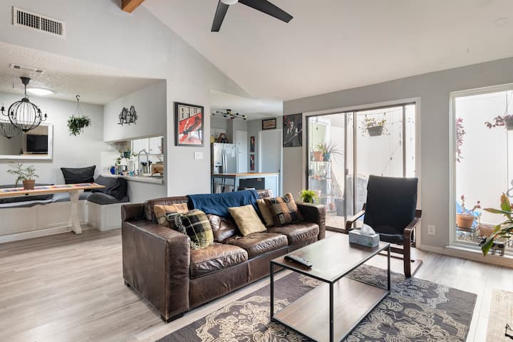 Cozy Private Room Texas Themed - Austin, TX