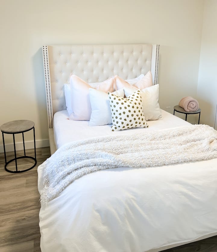 Central Vancouver 2bd-near Sky Train, Free Parking - Vancouver