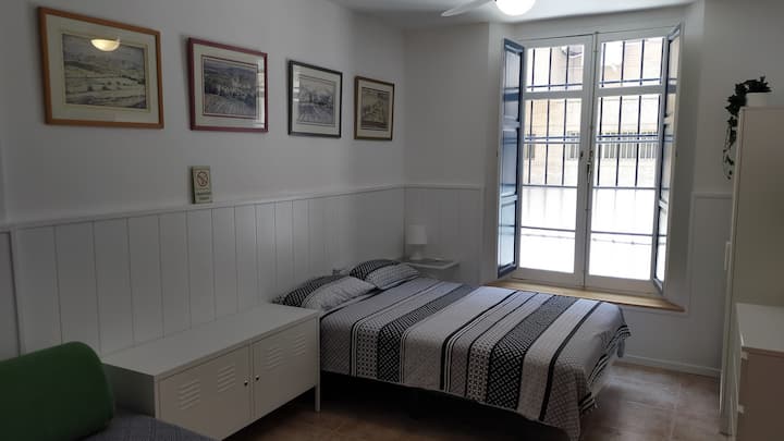 Estudio Azul Céntrico Con Patio. - Málaga