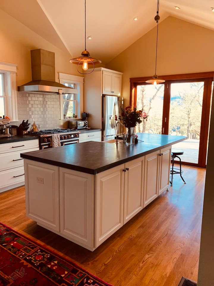 Luxurious Wine Country Farmhouse- Sleeps 10 - Napa, CA