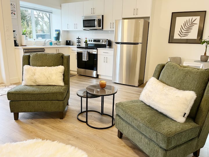 Boutique Suite Near The Mountains & The Sea - North Vancouver