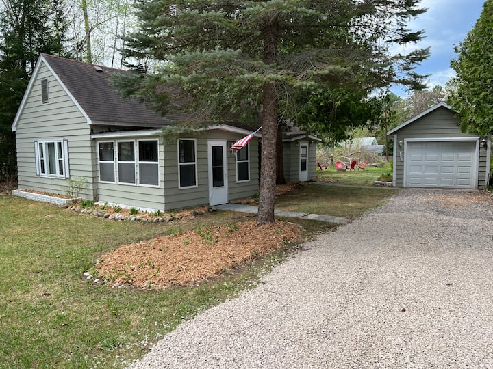 Remodeled Vacation Cottage - Downtown Indian River - Indian River, MI