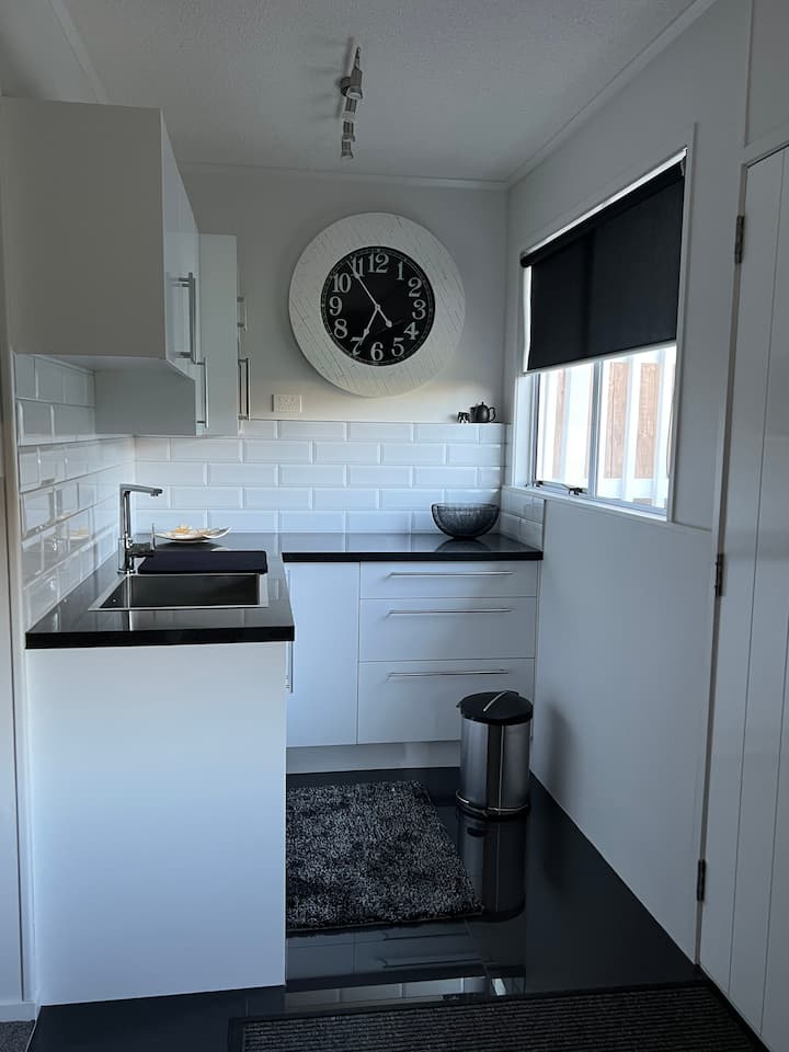 Cheerful One Bedroom Walk To Greerton Village - Tauranga