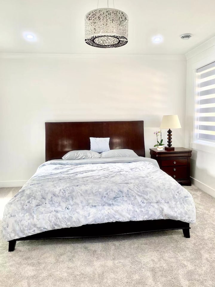 201 Air Conditioning King Bed Ensuite Own Bathroom - Surrey