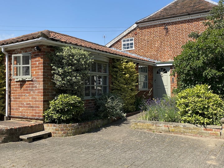 Delightfully Quaint Two Bedroom Cottage - Saxmundham