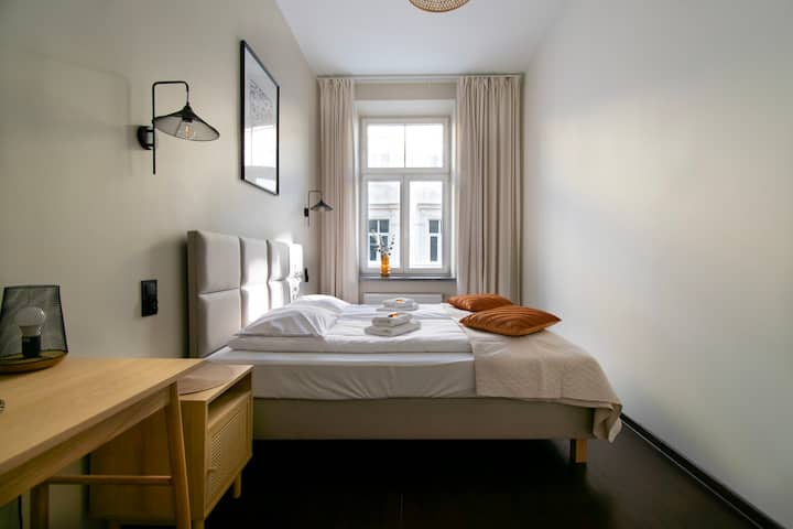 Peaceful Apartment With Balcony & Brick Features - Krakau