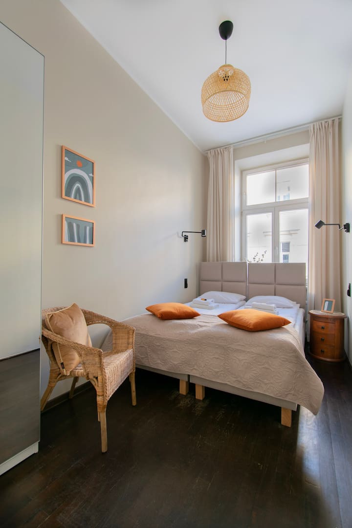 Peaceful Apartment With Balcony & Brick Features - Cracovie