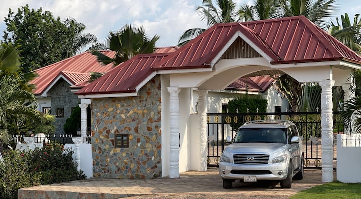 Rejuvenating Outdoor House With 4 Master Bedrooms - Ghana