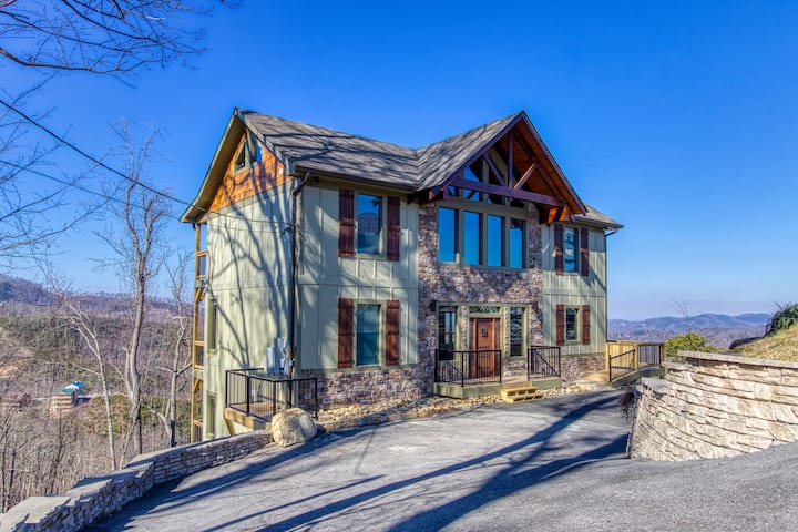 Luxury Lodge-sleeps 21-best Location-16 Beds-pool - Gatlinburg, TN