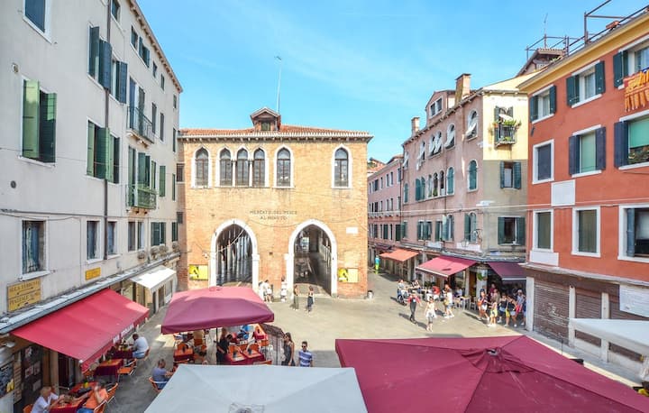 Central, Wonderful View On Rialto Market - Venice