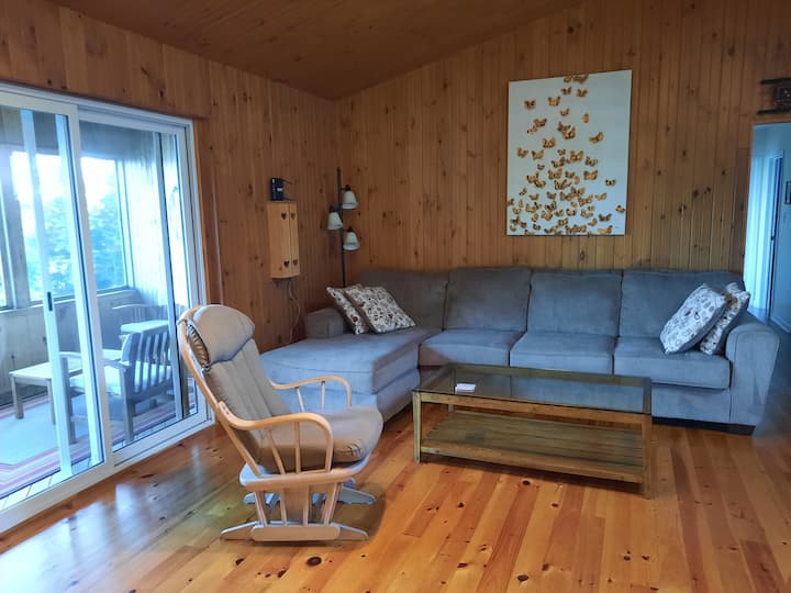 Cozy Waterfront 3-bedroom Cottage - Bouctouche