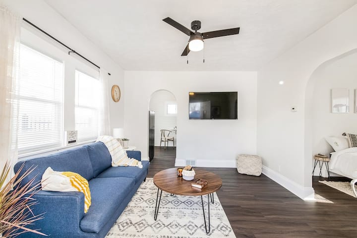 Come Stay Awhile At The Cozy, "Petite Palace" - Cleveland, OH