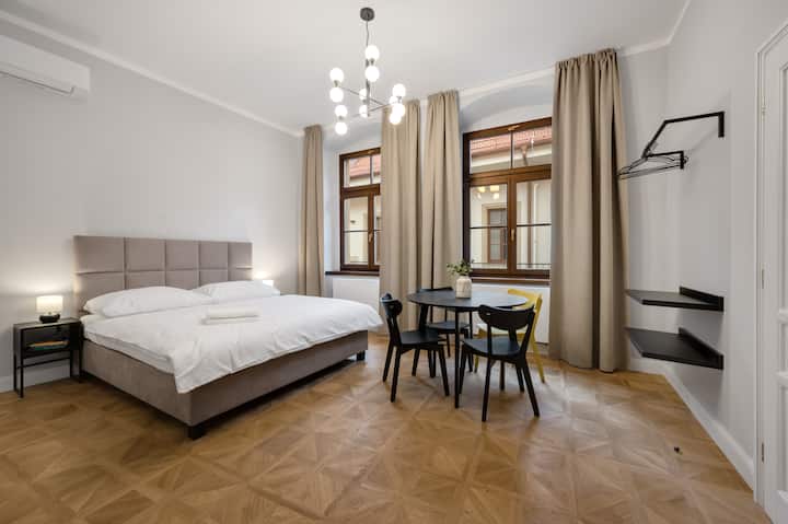 Palace Apartment With Bedroom For 6 People - Bratislava