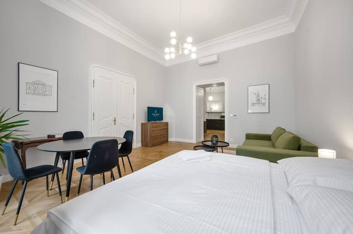 Palace Deluxe Apartment For 6 People - Bratislava