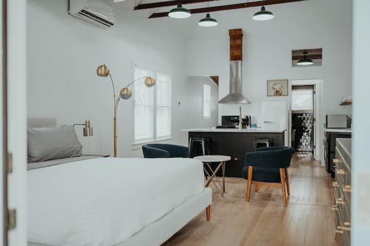 The Yak Full Kitchen W/ Wash-dryer & Desk Downtown - San Antonio, TX