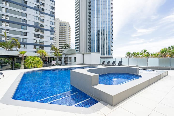 Marks Point: Resort Living In The Heart Of Surfers - Surfers Paradise