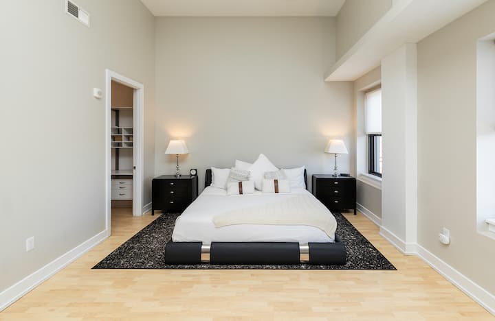 Walkable Downtown Penthouse Studio W/ City Views - Iowa