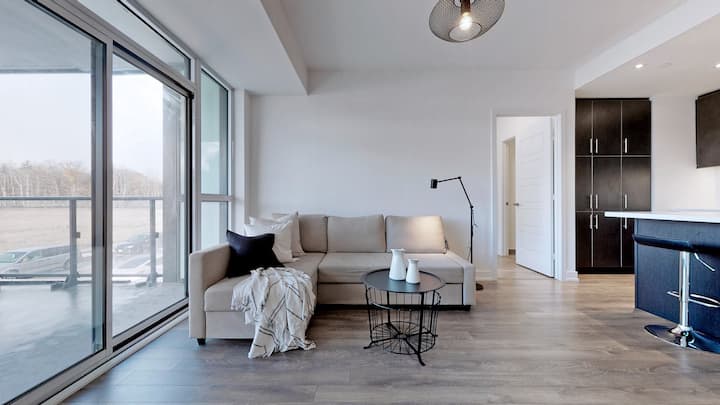 The Lovely Aquarius 2bed + 2bath Condo