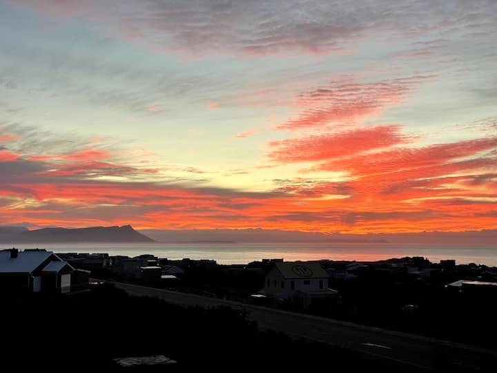 @Betty's Unit 1 Self Catering Room With Sea Views. - Kleinmond