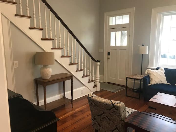 Entire Two Bedroom Townhouse. A Quiet Retreat. - Savannah, GA