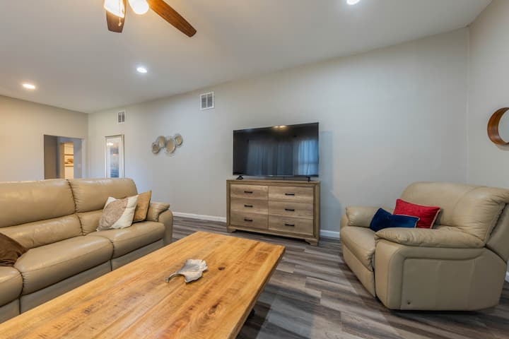 Spacious Pet Friendly 5 Br 4 Ba - Sleeps 10! - Elgin, TX