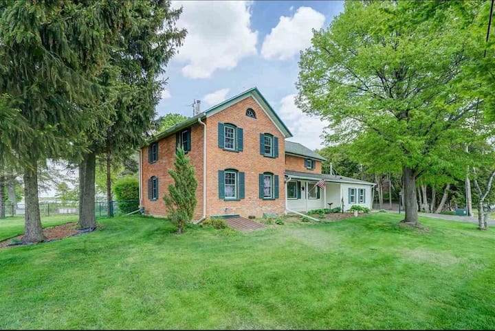 Darling Updated And Spacious Farmhouse On The Lake - フォックス・レイク, WI