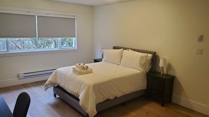 Near Skytrain | Downtown Surrey Gem |Pet Friendly - Surrey, BC