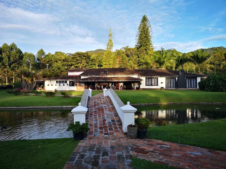 Paradise On A Horse Ranch - La Ceja