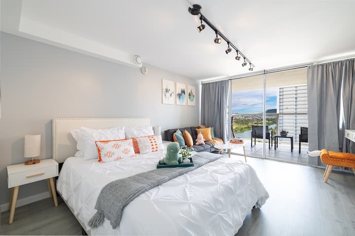 Condo With Canal View In Center Waikiki Near Beach - Honolulu, HI