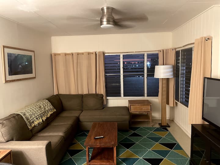 Sublime Waikiki Sunsets- Private Room- Huli Huli - Honolulu, HI