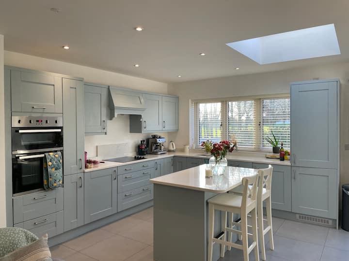 Bright, Open Plan, Modern Home Close To The Sea - Bray