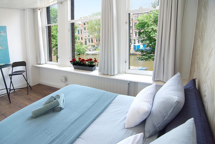 Private Studio With Amazing Canal View & Bathroom - Amsterdam