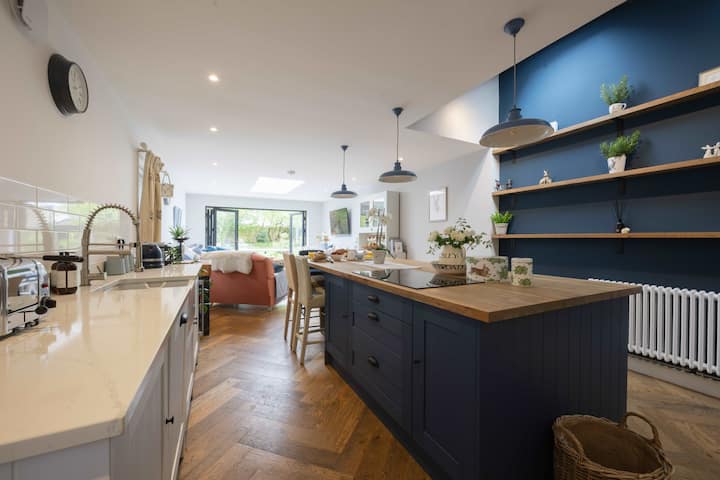 Boutique Style Home Located Between Coast & Forest - New Milton