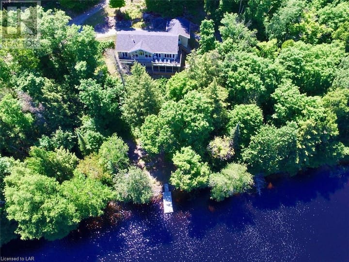 Beautiful 4 Bedroom Cottage On A Quiet Lake - Huntsville