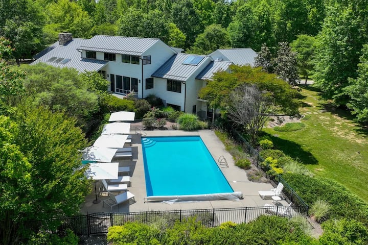 Tobacco Road Retreat Luxury Home On 10 Acres - Hillsborough, NC