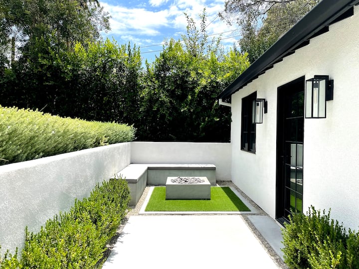 Cozy Modern La Guesthouse - Los Angeles, CA