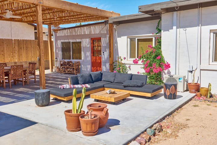 High Dez Oasis W/ Hot Tub - Unique + Peaceful - Twentynine Palms, CA