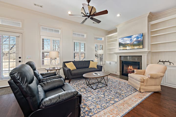 Cheerful 3 Bedroom Home With Indoor Fireplace - Fayetteville, AR