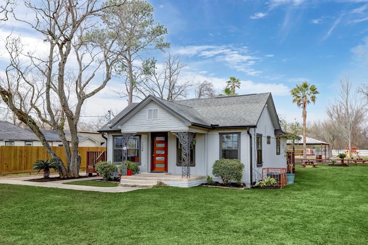 Country City Modern Living - Houston, TX