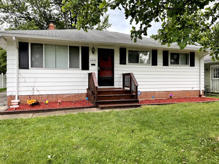 Spacious & Amazing Entire Home 3 Bed 2 Bath - Bedford, OH