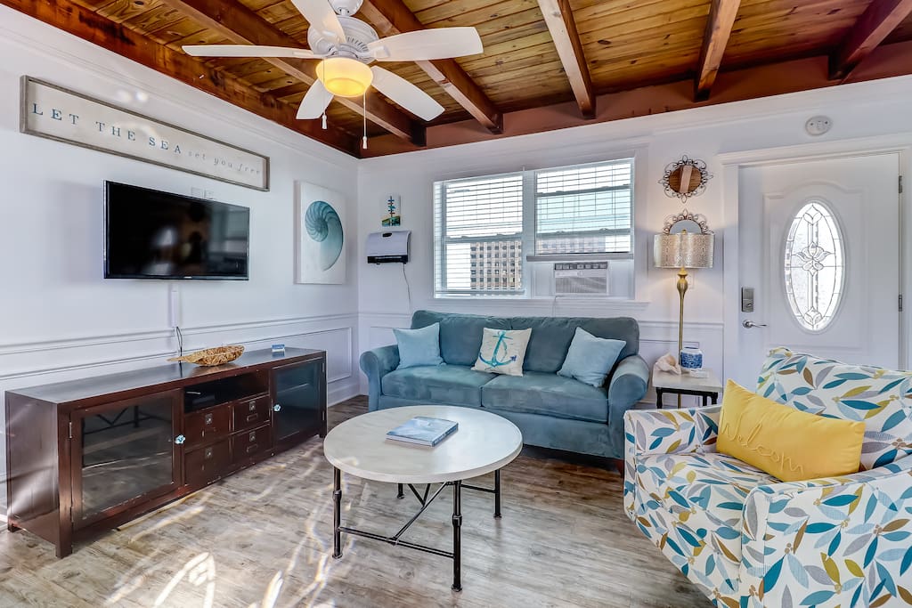 Sea Glass Cottage #4 - Beachside 1/1 Updated Apartment with Courtyard ...