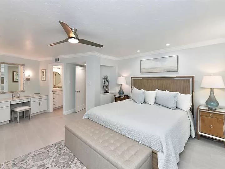 House Of Sun-ocean Views On Beach. Walk Everywhere - Siesta Key, FL