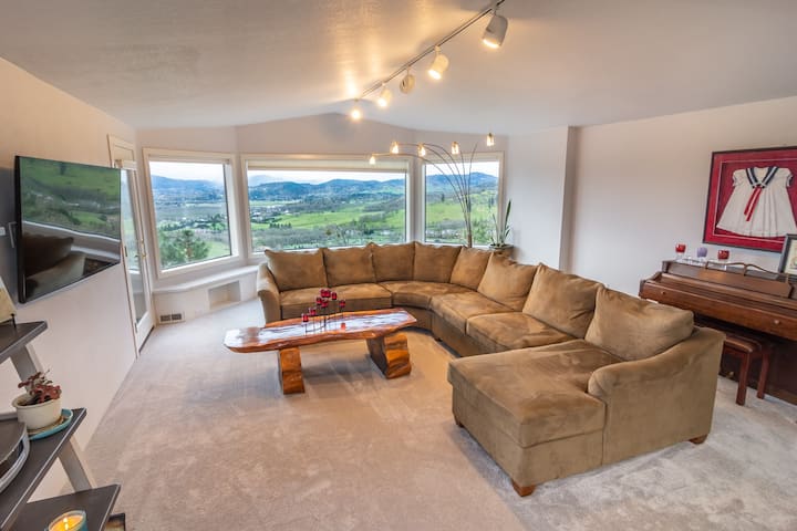 Modern & Classy Gateway To Douglas County, Oregon - Roseburg, OR